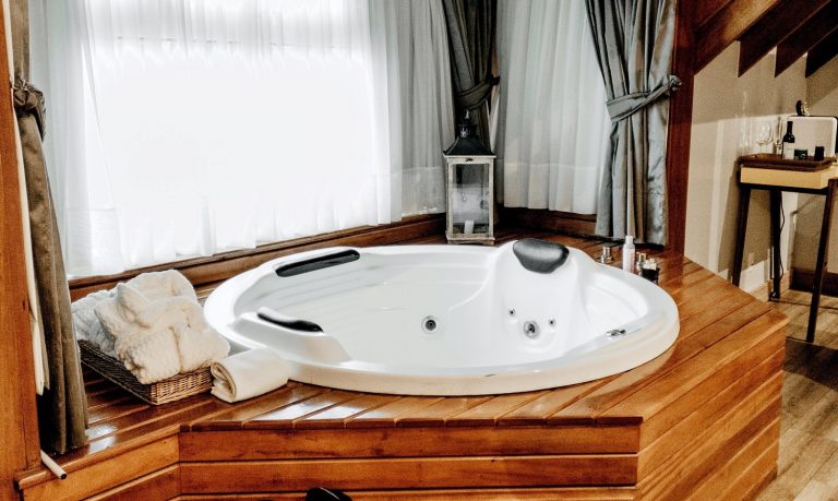 Jenis dan Ukuran Bathtub Standar Minimalis Sudut