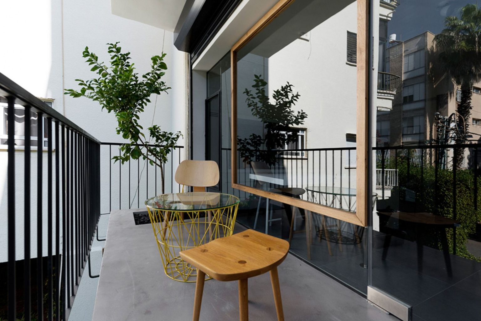 10 Desain Balkon Minimalis yang Bisa Menjadi Inspirasi untuk Rumah Modern